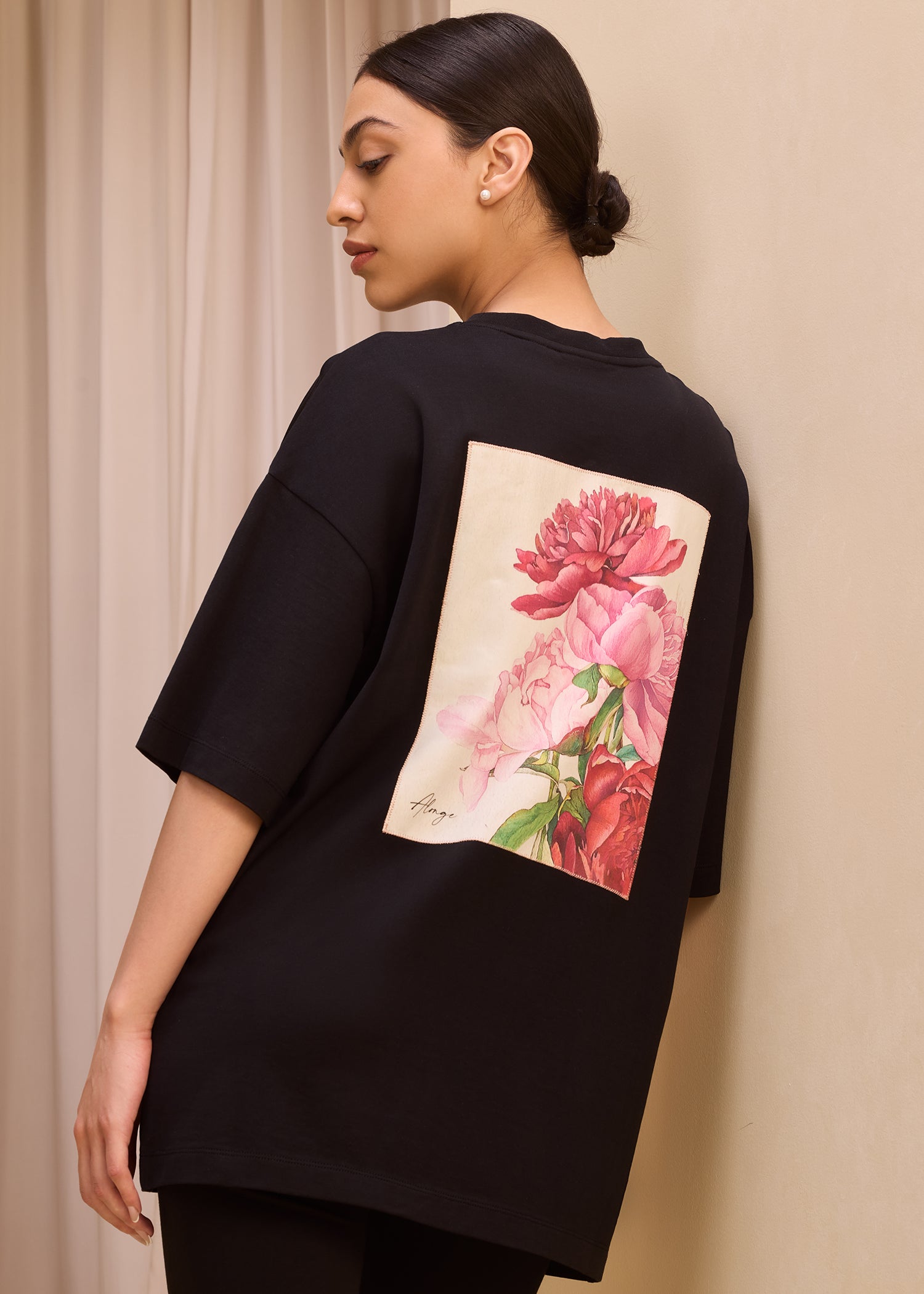 Bloom Oversized Tee-black | Comfort & Style | Shop Now – ALONGE